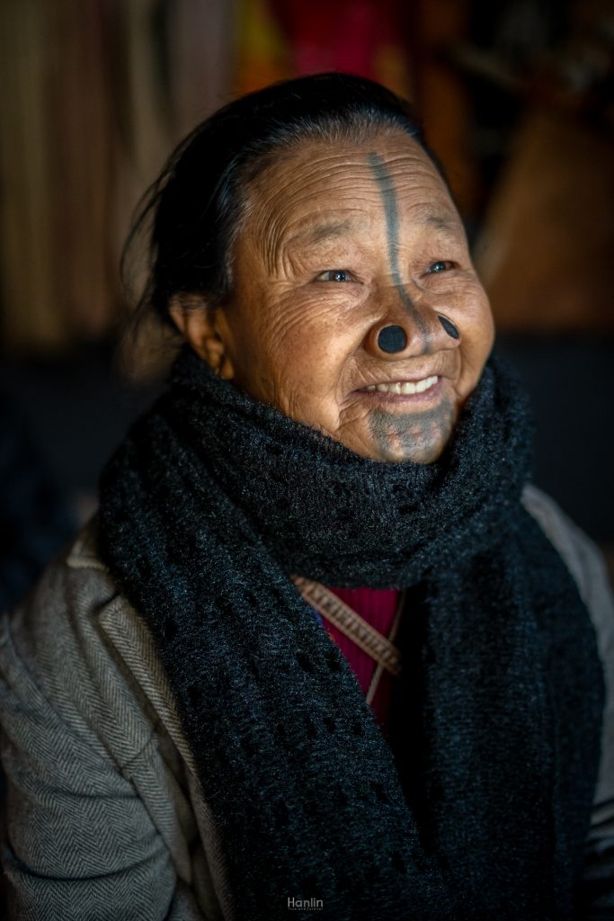 The Last Generation of Apatani tribe with large nose plugs and face ...